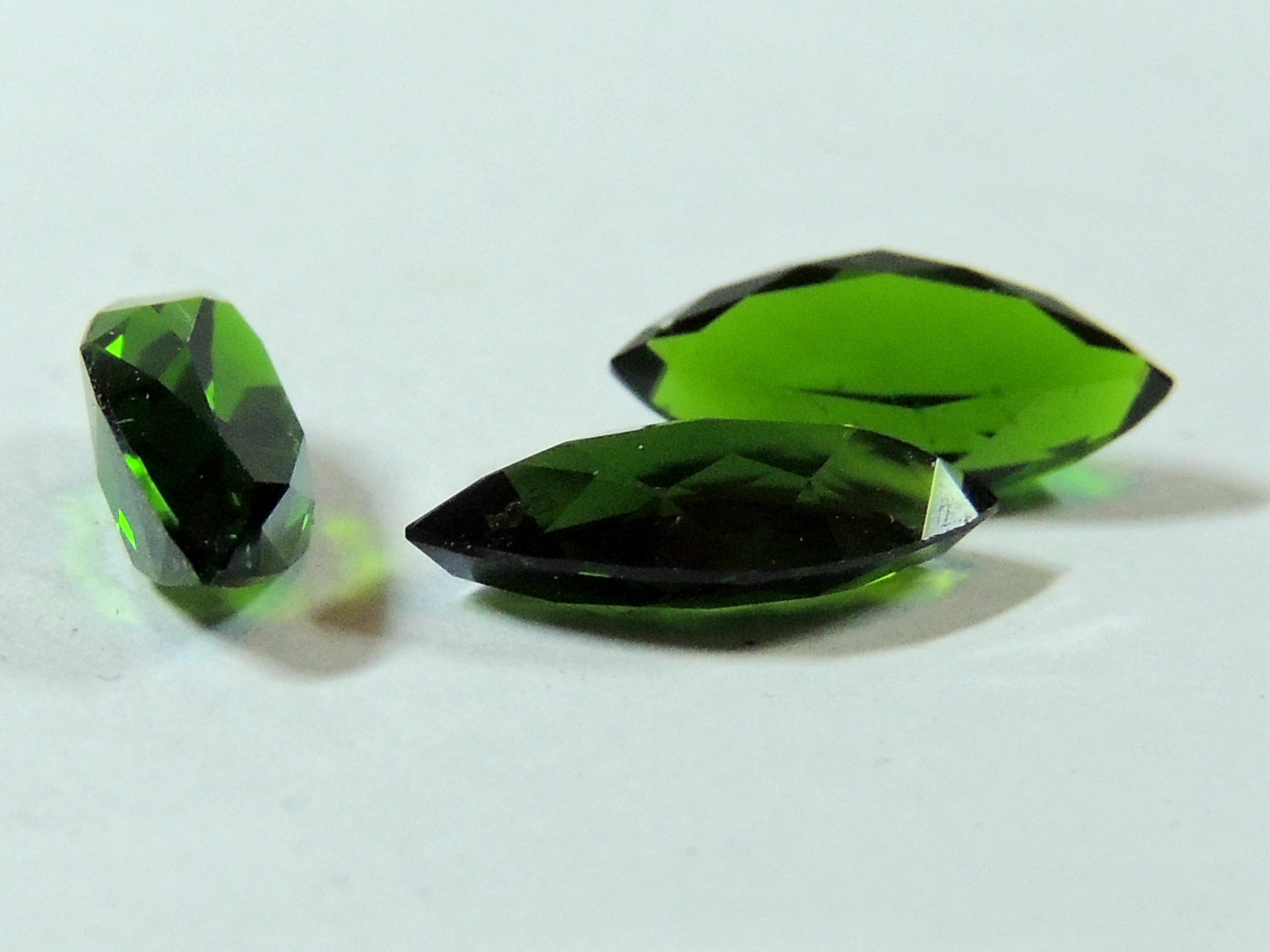 Хромдиопсид, маркиза 14х7 мм., вес 2,61 ct. купить в Москва ...